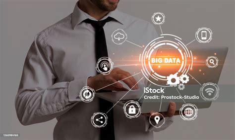 랩톱에서 일하는 사업가와 콜라주 가상 화면에서 빅 데이터 및 사이버 아이콘단어 가상현실에 대한 스톡 사진 및 기타 이미지 가상현실 경영자 공학 Istock