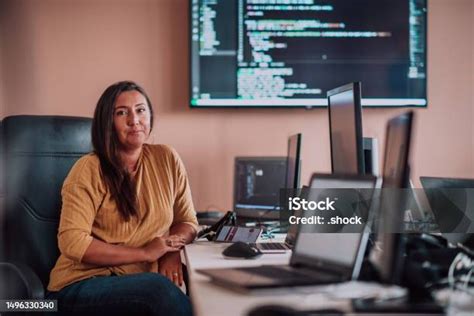 컴퓨터로 둘러싸인 프로그래머 사무실에 앉아 기술에 대한 전문성과 헌신을 보여주는 사업가 It 지원에 대한 스톡 사진 및 기타 이미지 It 지원 강사 개발 Istock