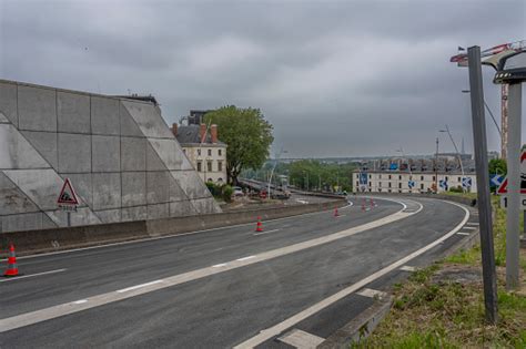 파리 프랑스 05 08 2024 A13 고속도로 교통이 비어 있고 작업이 진행 중이기 때문에 교통이 통제되는 고속도로의 모습 0명에 대한 스톡 사진 및 기타 이미지 Istock