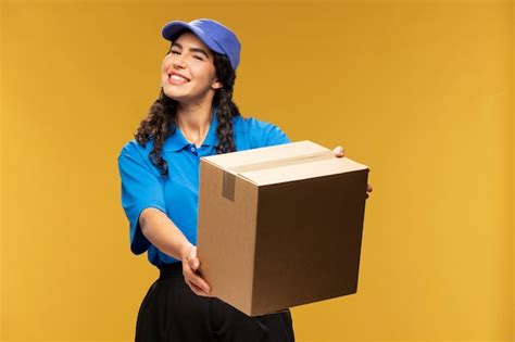 소포를 들고 여성 배달원의 초상화 무료 사진