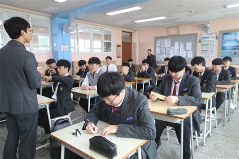 포토 시험보는 학생들