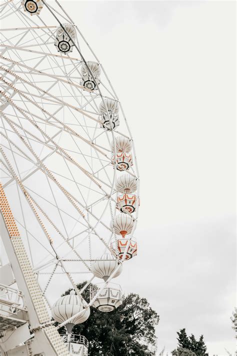 맑은 푸른 하늘을 배경으로 한 관람차 · 무료 스톡 사진