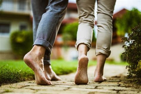 Benarkah Jalan Tanpa Alas Kaki Lebih Sehat? Ini Kata Dokter