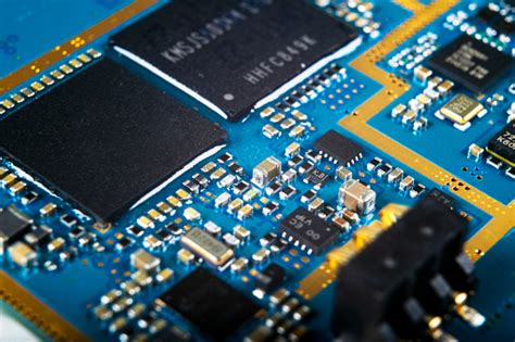 저항기 마이크로 칩 및 전자 부품이 있는 회로 기판의 매크로 샷 컴퓨터 하드웨어 기술 통합 통신 프로세서 정보 공학 반도체