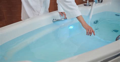 한 손으로 물 표면을 만지는 백인 여성의 자른 사진 사진 Unsplash의 의 일부 이미지