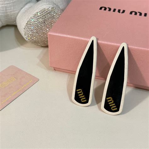 Заколка для волос Miu Miu купить с доставкой по выгодным ценам в интернет магазине Ozon