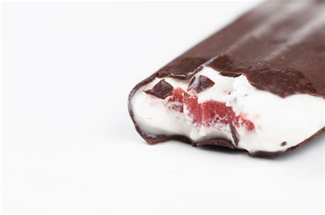 흰색 배경에 고립 된 아이스크림 스틱에 아이스크림 공간을 복사합니다 0명에 대한 스톡 사진 및 기타 이미지 0명 가냘픈 구도 Istock