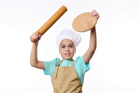 요리사 앞치마와 모자를 쓴 행복한 사춘기 전 아이 나무 보드와 롤링 핀을 들고 카메라를 본다 흰색 배경 개념에 대한 스톡 사진 및 기타 이미지 Istock