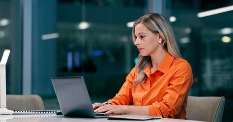 여자 타이핑과 노트북 밤 사무실에서 아이디어 계획 및 늦은 속보 웹의 기사 스크립트와 함께 진지한 여성인과 연구 정보 프로젝트 마감을 기자 의제로 25 29세에 대한 스톡