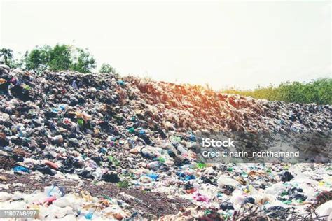 산악 쓰레기 크고 열화 된 쓰레기 더미 악취 및 독성 잔류 물 더미 폐 플라스틱 병 및 쓰레기 덤프 또는 매립지에 있는 다른 유형의 플라스틱 폐기물 사이트 오염 개념입니다