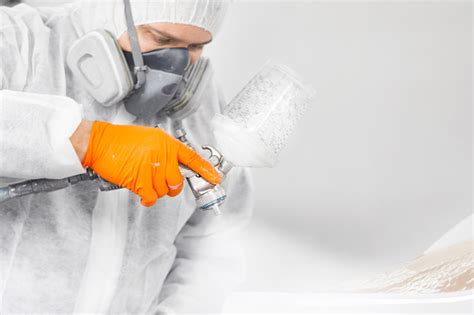 흰색 페인트 챔버에 에어 브러시 분쇄기 그림 자동차 몸과 보호 장갑에 화가 노동자를 스프레이 금속에 대한 스톡 사진 및 기타