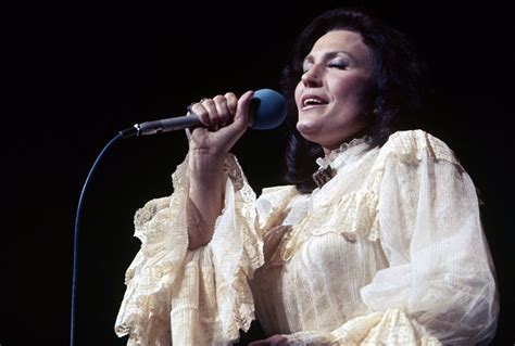 Grand Ole Opry To Celebrate Loretta Lynns 90th Birthday