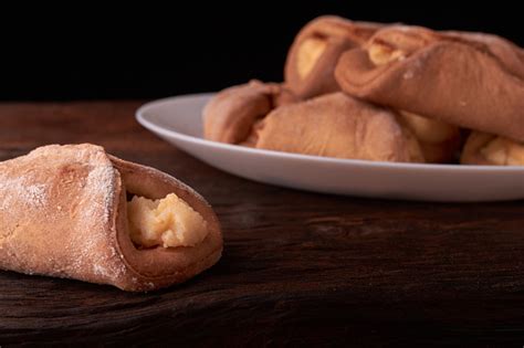 나무 책상 코 티 지 치즈와 베이킹에 효 모 반죽에서 코 티 지 치즈의 신선한 파이 중소 기업 베이커리의 개념 가정 주방에 대한 스톡 사진 및 기타 이미지 Istock