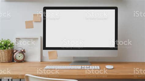 흰색 벽이있는 나무 책상에 스티커 메모와 장식으로 데스크톱 컴퓨터를 모의 하십시오 0명에 대한 스톡 사진 및 기타 이미지 0명 가구 공란 Istock