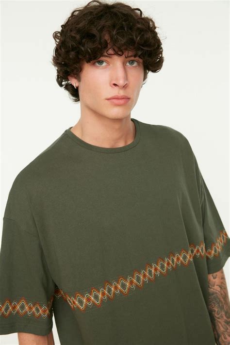 ხაკისფერი მამაკაცის დიდი ზომის მრგვალსაყელოიანი მოკლე სახელოიანი ამოქარგული მაისური Extra Ge