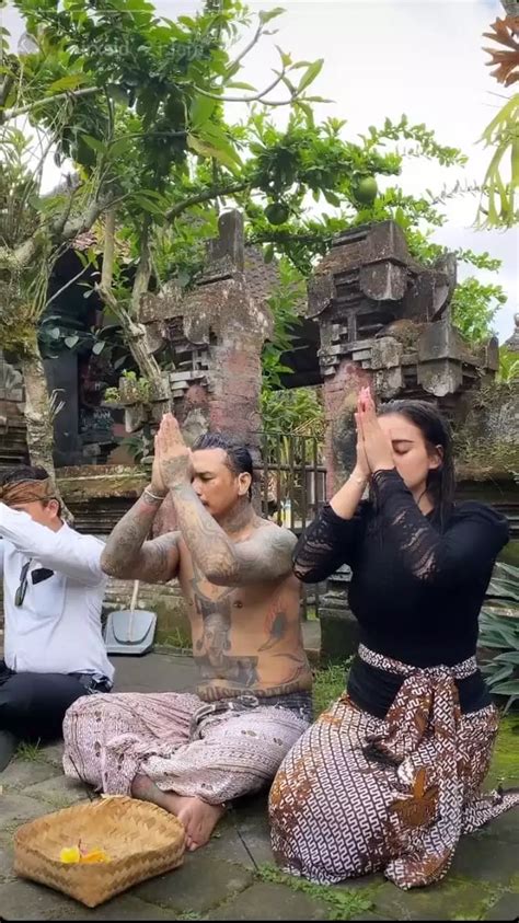 5 Momen Jerinx SID dan Nora Alexandra jalani prosesi melukat