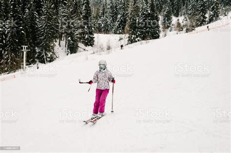 스키 눈 덮인 산에서 좋은 스키 카르파티아의 눈 위에서 스키를 타는 스키 마스크를 쓴 여성 숲과 스키 슬로프의 배경에 겨울 자연입니다 좋은 겨울 날 가루눈에 대한 스톡 사진