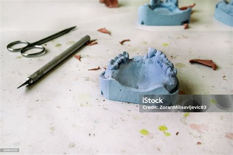 문 턱의 석고 모델입니다 치과 족 틀니 보 철 작업 치과 기술자 틀니를 만드는 과정입니다 메스 치과 도구와가 위 턱의 석고 모델 가위에 대한 스톡 사진 및 기타 이미지