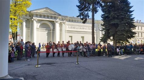 Создать мем дворец культуры очередь в пушкинский музей дворец