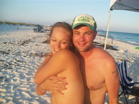 ヌーディストビーチでハメ狂う男女野外青姦セックスたまらねええええええ画像あり 5回は抜けるエロ画像