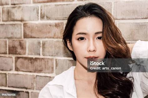 스튜디오 포즈 패션 Smilling 젊은 아름 다운 여자 모델의 초상화 갈색에 대한 스톡 사진 및 기타 이미지 갈색 갈색