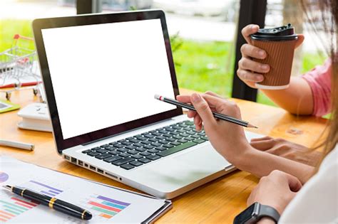 비즈니스 팀 선물 전문 투자자 작업 새로운 시작 프로젝트 재무 관리자 회의 디지털 태블릿 도킹 화면 컴퓨터 디자인 스마트 폰