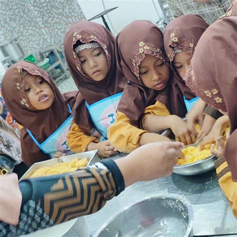 Foto Outing Class Kunjungan Sekolah • Makanan Rumahan Dalam Kemasan Asal Indonesia Ikan Olahan