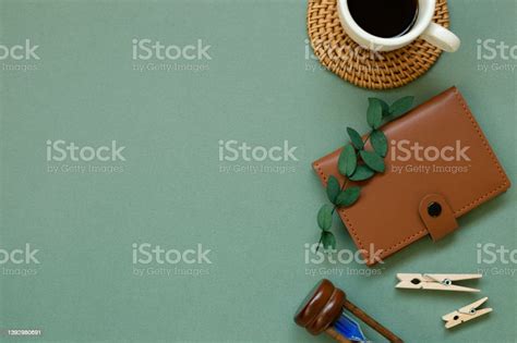 갈색 노트북 커피 한 잔 나무 클립 녹색 배경에 모래 유리 작업 플랫 레이 상단보기 복사 공간 컵받침에 대한 스톡 사진 및 기타 이미지 Istock
