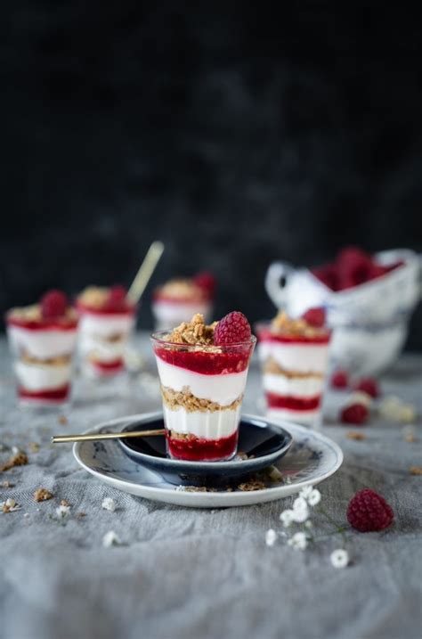Hallondessert Med Rostad Vit Choklad By Diadonna Enkla Efterrätter Efterrättsrecept Frysta