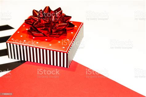 최소한의 스타일 복사 공간에 흰색 검은 색 빨간색 줄무늬 배경에 빨간색 활선물 상자 0명에 대한 스톡 사진 및 기타 이미지 0명 12월 각도 Istock