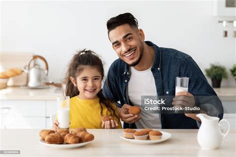 부엌에서 간식을 가지고 쾌활한 아랍 아빠와 그의 작은 딸 가정 주방에 대한 스톡 사진 및 기타 이미지 가정 주방 가정의 방 가족 Istock