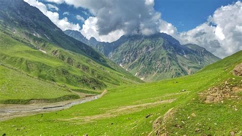 피크와 무성한 초원 초원 Chorr 계곡 Kpk 파키스탄의 꼭대기에있는 놀라운 풍경 자연 아름다움 구름 0명에 대한 스톡 사진 및 기타 이미지 Istock