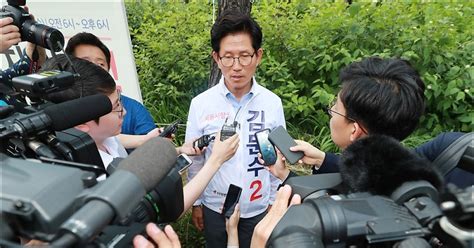 [사진]야권 단일화 관련 질문 받는 김문수 후보