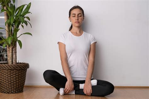 실내 개인적 성장 건강 검은 색 바지 고독 고요한 고요함 내면의 평화 다리가 꼬인 라이프스타일 마음가짐