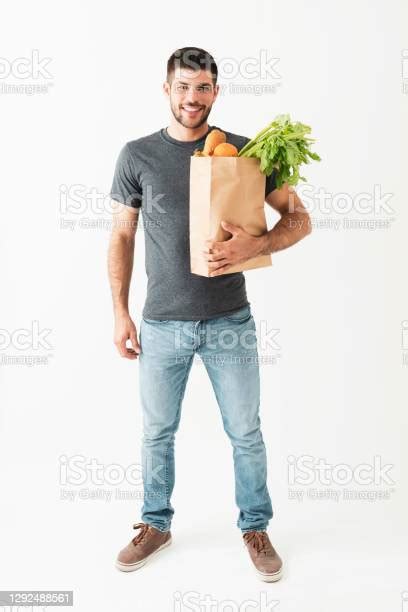 과일과 채소로 가득 찬 식료품 가방을 들고 있는 20대 남성의 전체 길이 종이 봉투에 대한 스톡 사진 및 기타 이미지 종이 봉투 남자 인물 사진 Istock