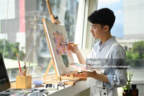 예술 워크숍에서 캔버스에 수채화로 그림을 그리는 기쁜 남자 예술가의 이미지 예술 창의적인 취미 및 여가 활동 개념 화가 예술가에 대한 스톡 사진 및 기타 이미지 Istock