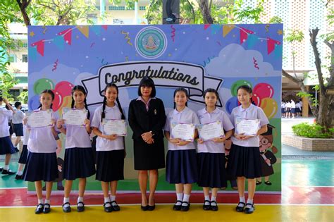 มอบเกียรติบัตรให้แก่นักเรียนระดับชั้นประถมศึกษาปีที่ 6 ในโครงการศิลปินโรงเรียนปีการศึกษา 2565