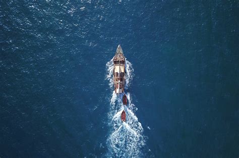 그것은 최고에 보트와 아름 다운 청록색 바다 물 공중 사진 보기 낚시에 대한 스톡 사진 및 기타 이미지 낚시 선박 항해 선박 Istock