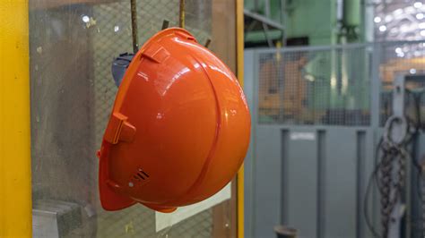오렌지 헬멧 하드햇 안전의 클로즈업 보기 텍스트 공간이 있는 위험한 직장에서 일하는 공장 근로자의 안전 안전 작업 개념 0명에 대한 스톡 사진 및 기타 이미지 Istock