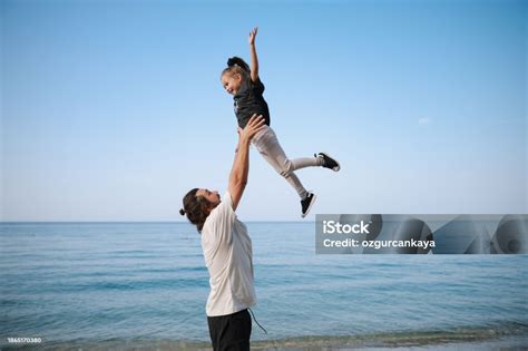 아버지는 가족과 함께 아이 공기와 푸른 하늘 야외에서 여행과 자유 소녀와 남자와 유대감과 바다를 들어 올립니다 행복한 사람들 햇살과 열대 휴가 아빠와 함께 비행하는 아이와