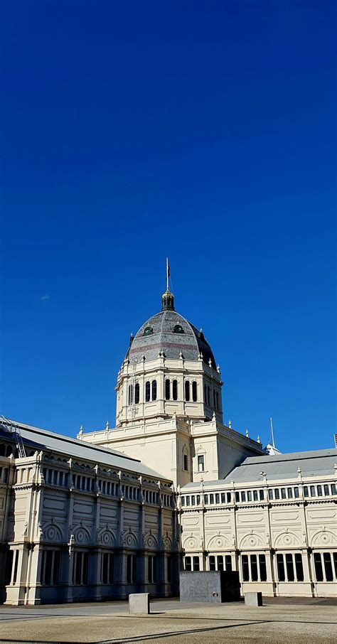 Royal Exhibition Building 건물 건축 경치 관광 광장 구조 기념물 녹지 도시 풍경 도시의 돔 디자인 랜드마크 맑은 날 멜버른