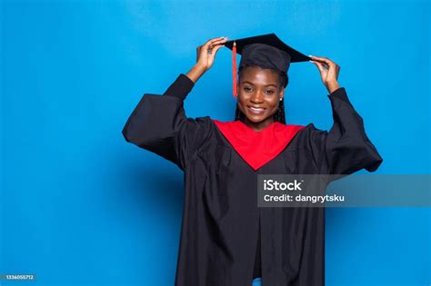 검은 색 가운과 모자를 쓴 아프리카계 미국인 아름다운 여성 파란 고립된 배경 고등학교에 대한 스톡 사진 및 기타 이미지 고등학교 대학교 모자 모자류 Istock