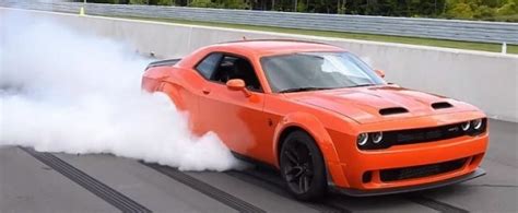 Dodge Challenger Hellcat Redeye Pulls Massive Burnout Doesnt Break A