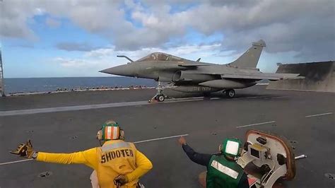 프랑스 라팔 전투기가 항공모함에서 출격한다 뛰어난 기동성에 폭장량까지 명품 전투기의 위력 군사돋보기