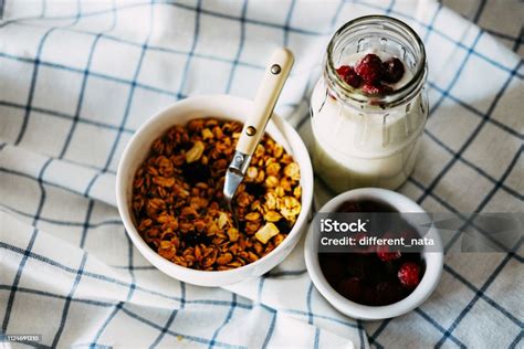 아침 식사 준비입니다 우유와 딸기 그릇에서의 시리얼 건강 한 먹는 개념 0명에 대한 스톡 사진 및 기타 이미지 0명 건강한 생활방식 건강한 식생활 Istock