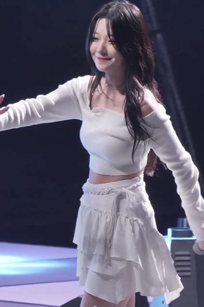 눈웃음에 피지컬까지 좋은 프로미스나인 백지헌 움짤