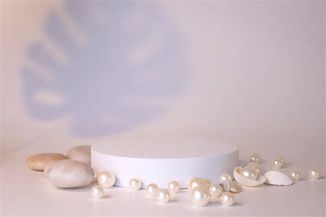 진주와 조개와 흰색 배경에 흰색 연단 제품 화장품 프리젠 테이션연단 창조적 인 조롱 미용 제품을 위한 받침대 또는 플랫폼 광고에 대한 스톡 사진 및 기타 이미지 Istock