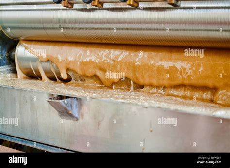 Efficient Glue Spreading Machine Applies Hot Adhesive In A Precision Bath For Optimal Bonding In