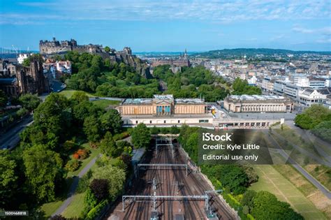 웨이벌리 역에서 스코틀랜드 국립 박물관 에든버러 성 스코틀랜드 에든버러의 프린세스 스트리트 가든으로 이어지는 철도 노선의 조감도 0명에 대한 스톡 사진 및 기타 이미지