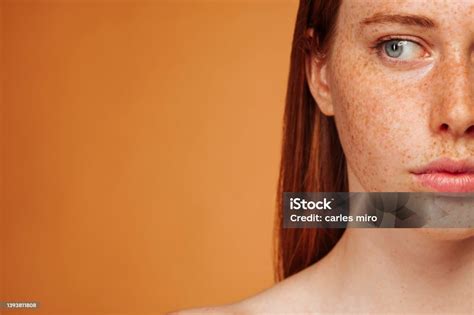 주근깨와 생강 머리를 가진 아름다운 모델의 하프 페이스 뷰티 초상화 여자에 대한 스톡 사진 및 기타 이미지 여자 한 명의